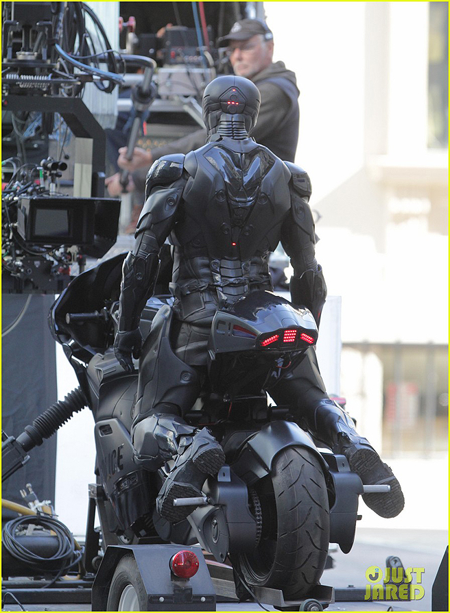 Super High Res look at Robocop's Robosuit
