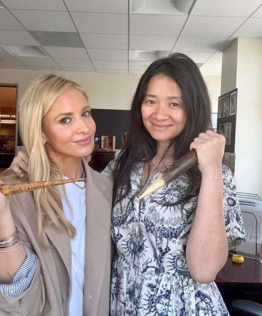 Chloe Zhao Gives Sarah Michelle Gellar a Hand Made Buffy Award
